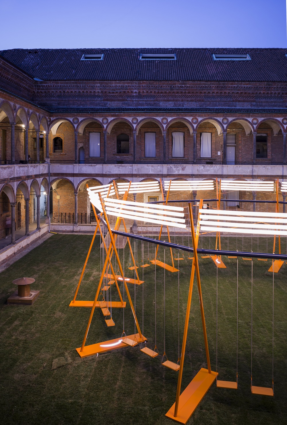 Fuorisalone: SWING, l’altalena da 36 posti di Amazon e Stefano Boeri ...