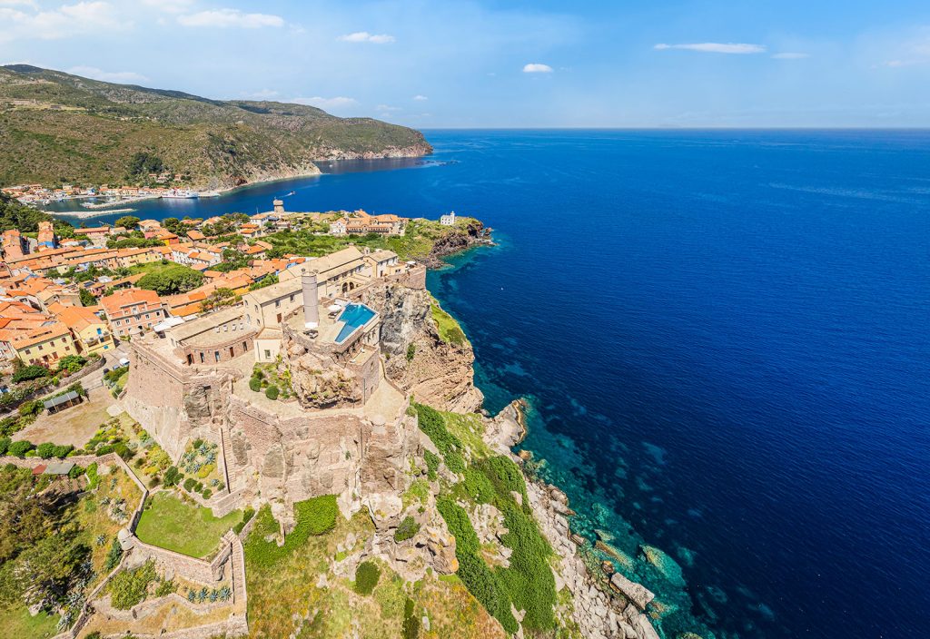 Su un’isola dell’Arcipelago Toscano è in vendita una maestosa fortezza ...