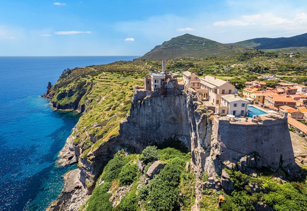 Su un’isola dell’Arcipelago Toscano è in vendita una maestosa fortezza ...