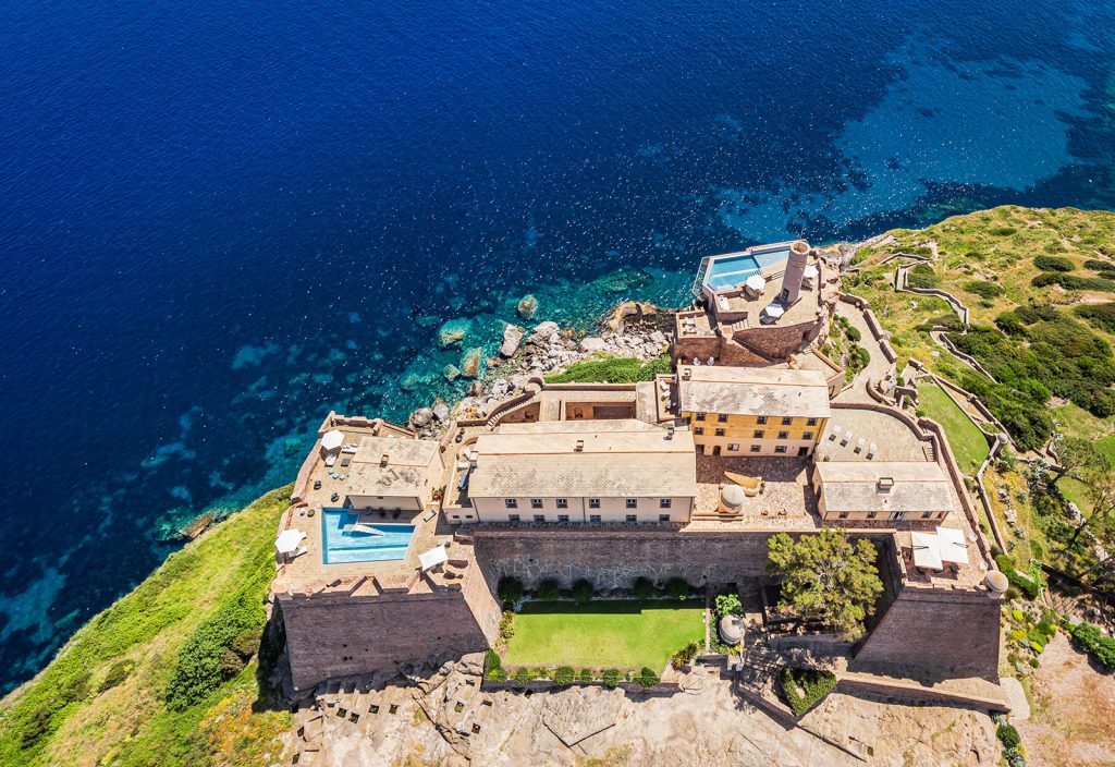 Su un’isola dell’Arcipelago Toscano è in vendita una maestosa fortezza ...