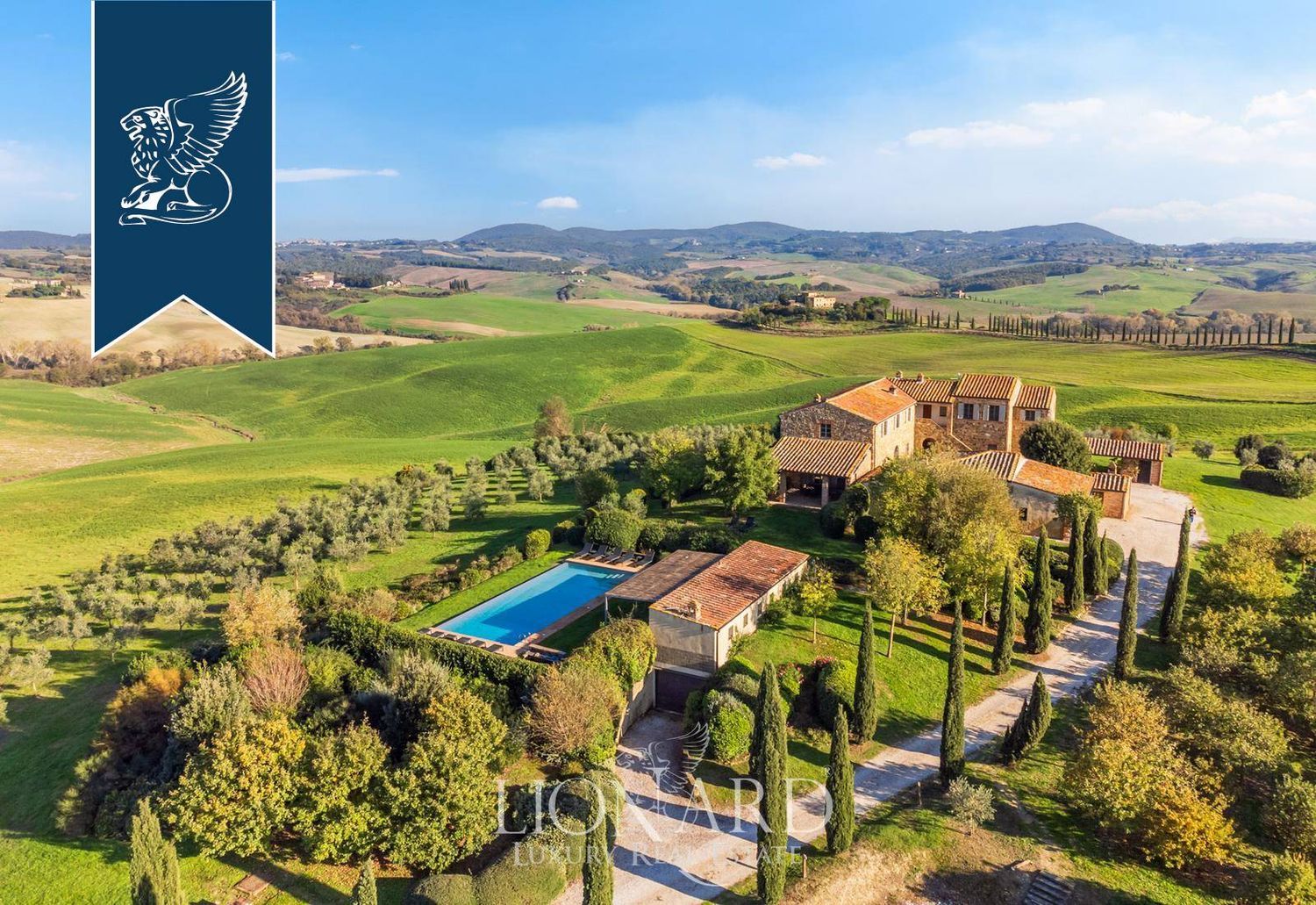 In vendita a Siena un casale di lusso con piscina, ulivi e lago privato ...